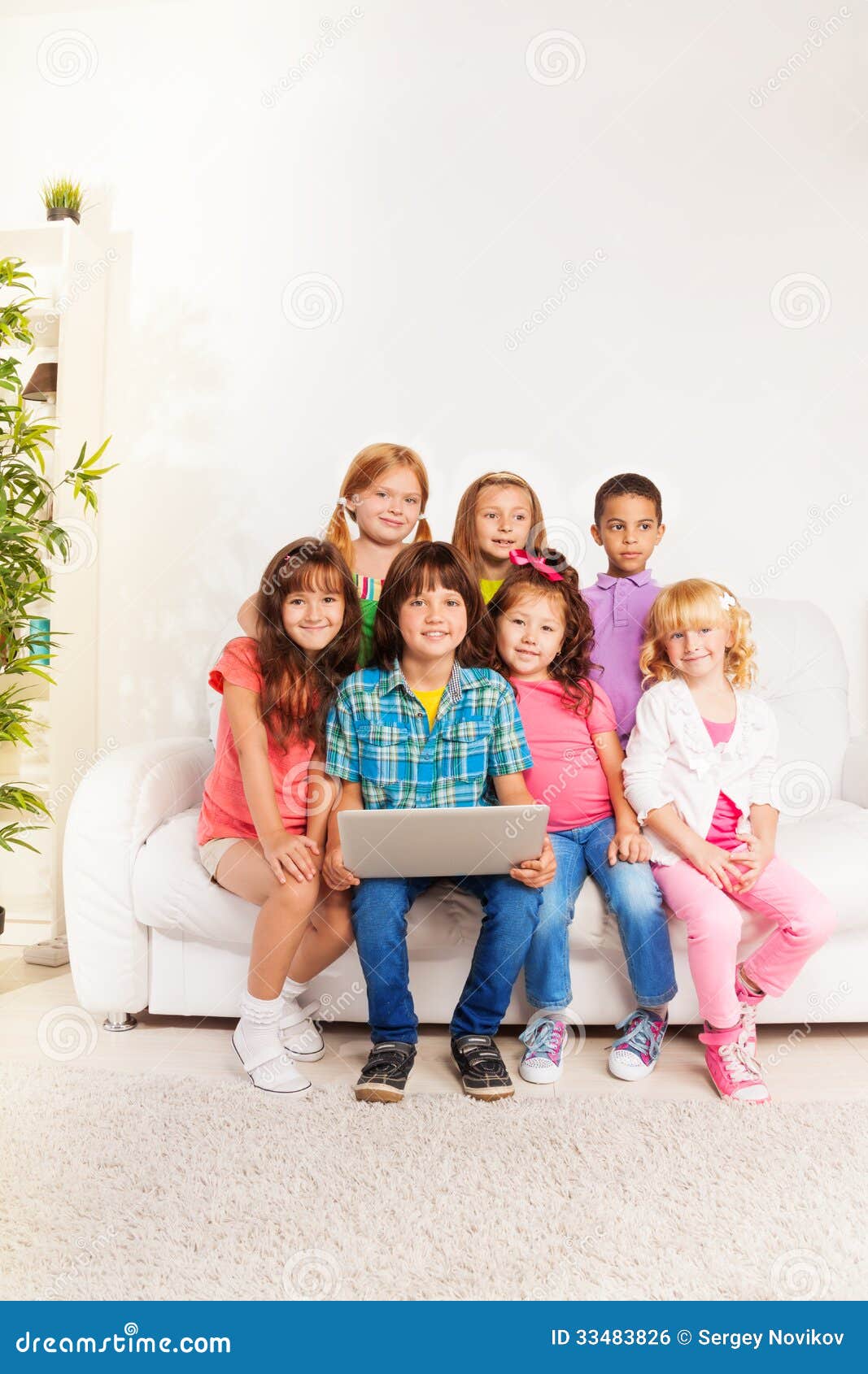 Kinder mit Computer stockfoto. Bild von computer, leder - 33483826