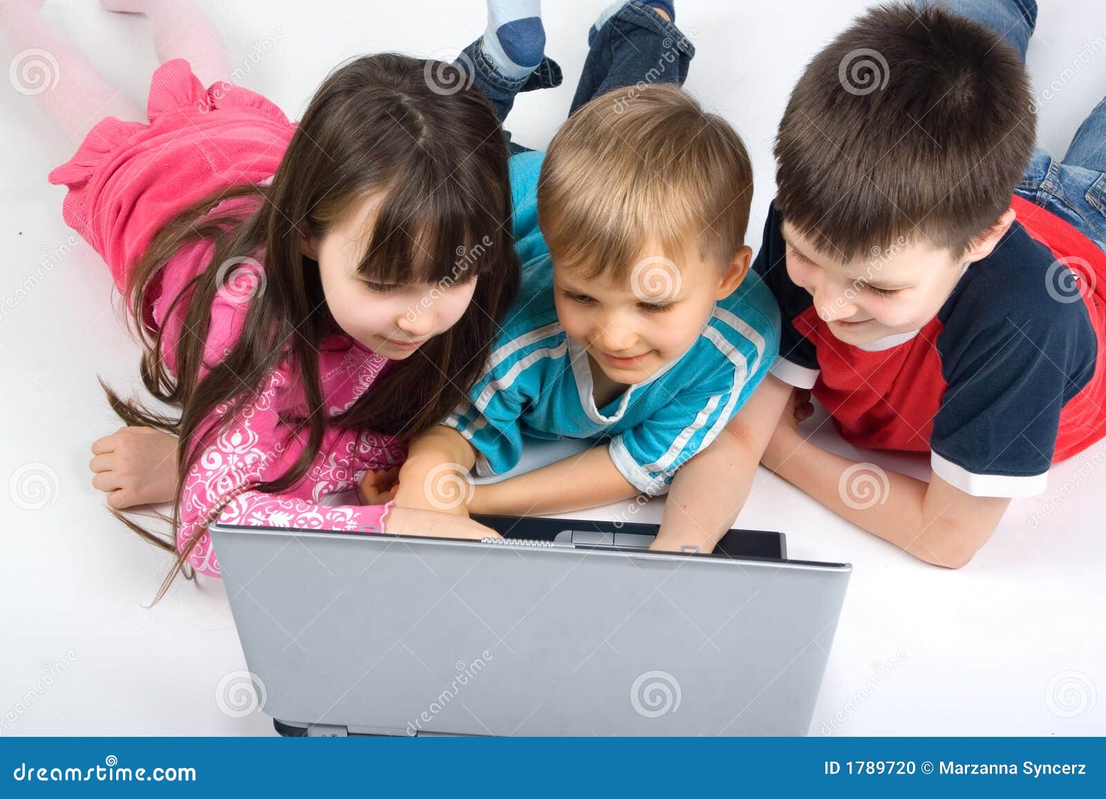 Kinder Mit Einer Laptop-Computer Stockfoto - Bild von ausbildung ...