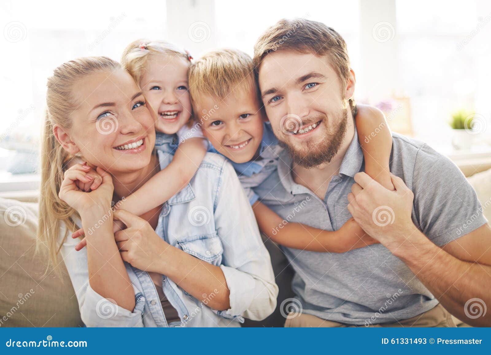 Kinder mit Eltern stockbild. Bild von vater, schauen - 61331493
