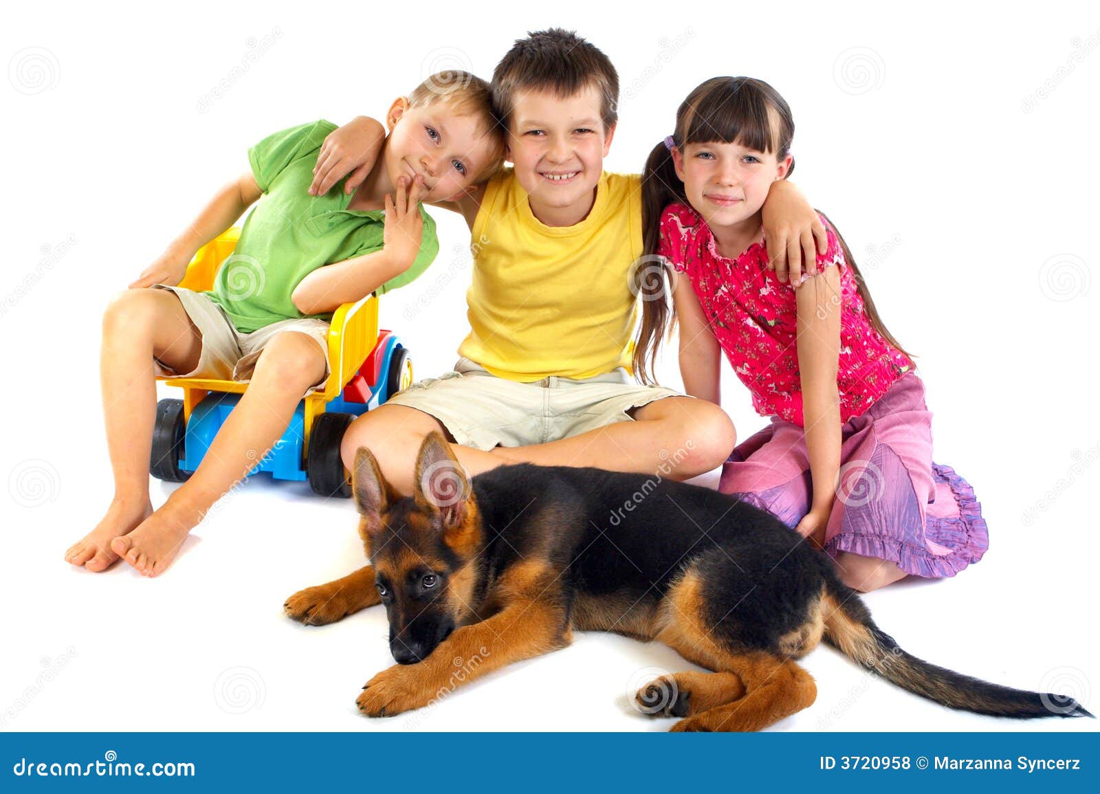 Kinder mit jungem Hund stockfoto. Bild von brut, neigung - 3720958