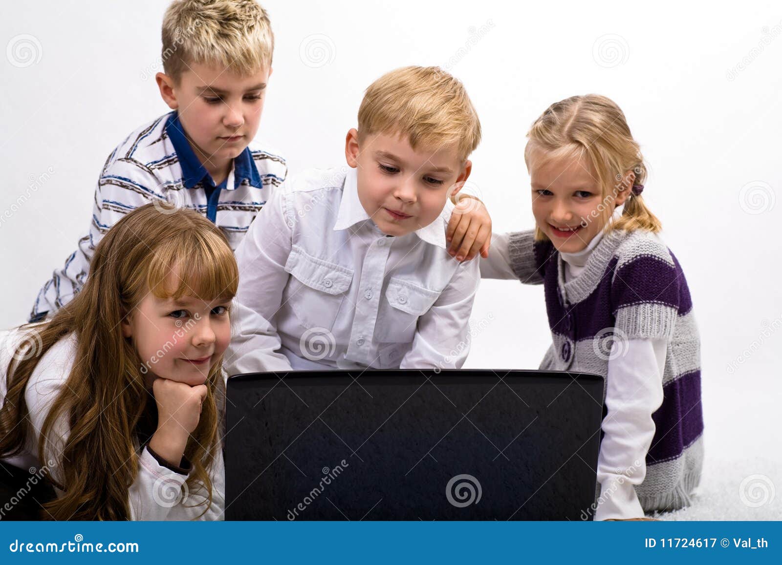 Kinder mit Laptop stockbild. Bild von zicklein, aktivität - 11724617
