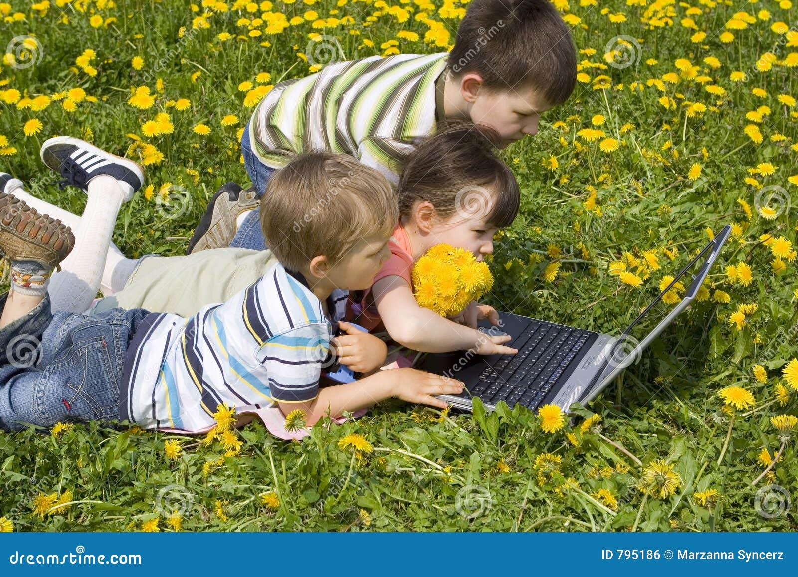 Kinder mit Laptop stockfoto. Bild von kind, jung, glücklich - 795186