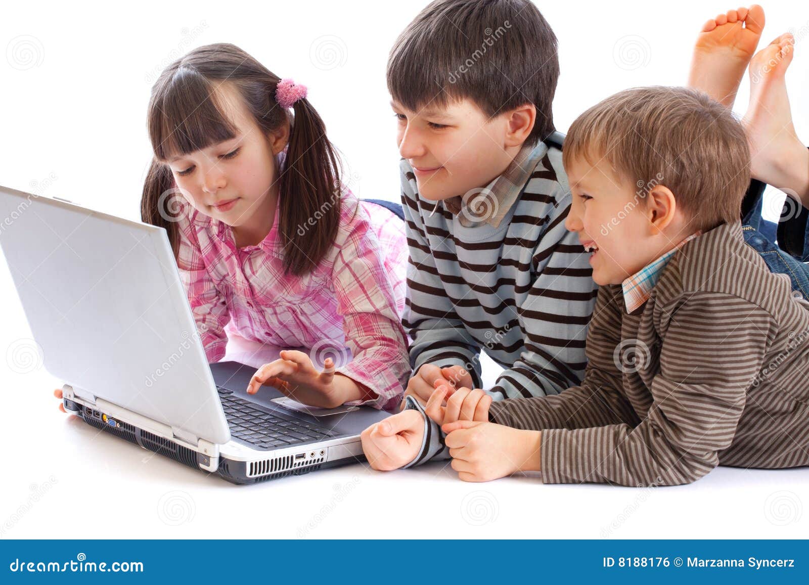 Kinder mit Laptop stockfoto. Bild von jungen, jugendlich - 8188176