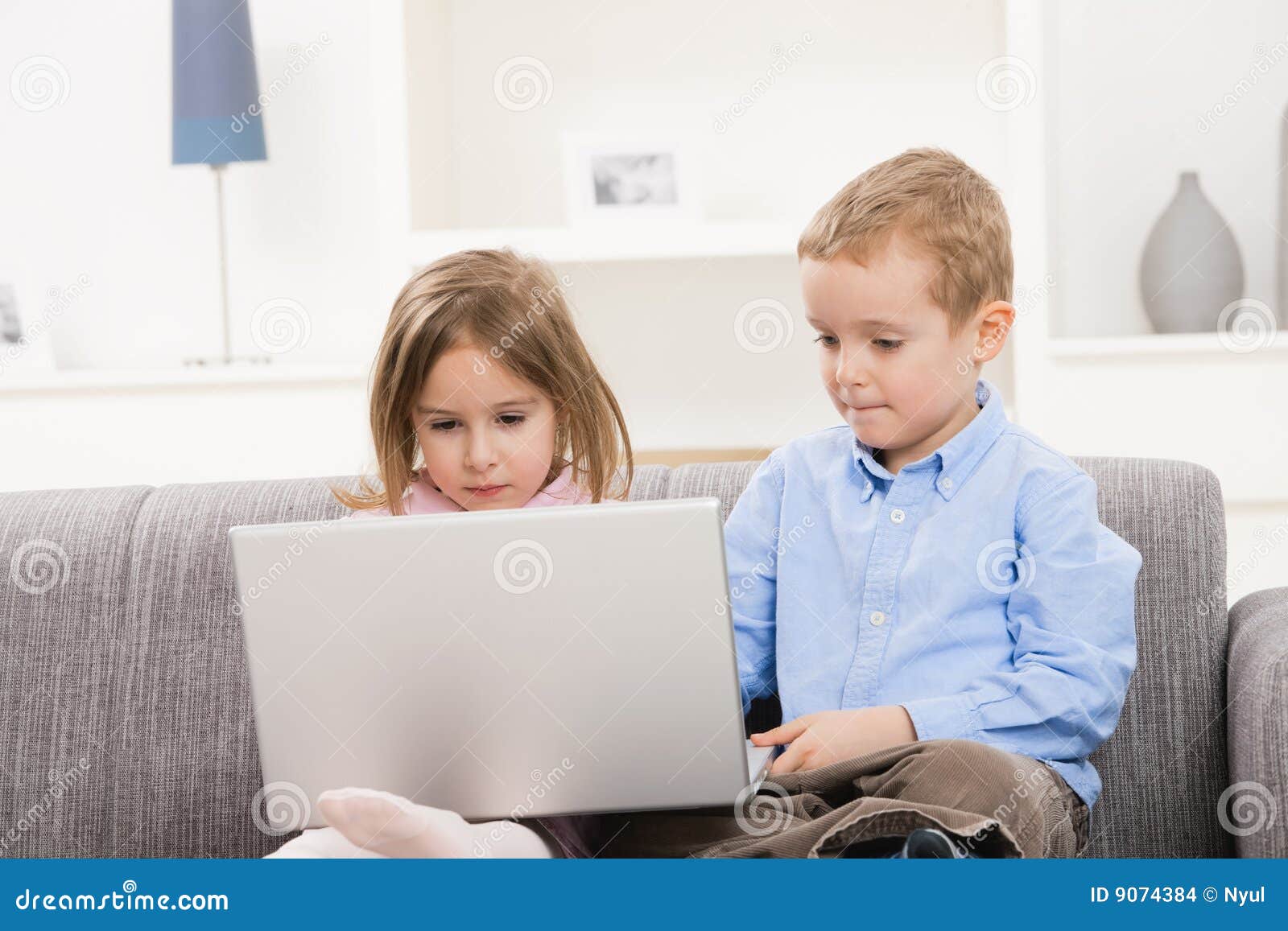 Kinder mit Laptop-Computer stockfoto. Bild von haus, ausdruck - 9074384