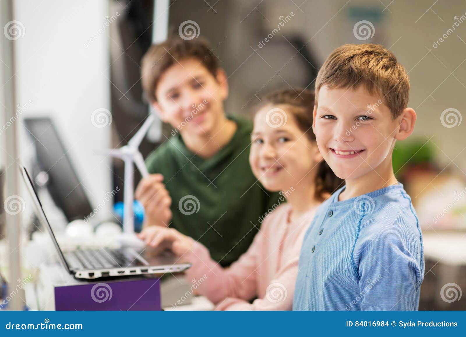 Kinder Mit Laptop Und Windkraftanlage in Der Schule Stockfoto - Bild ...