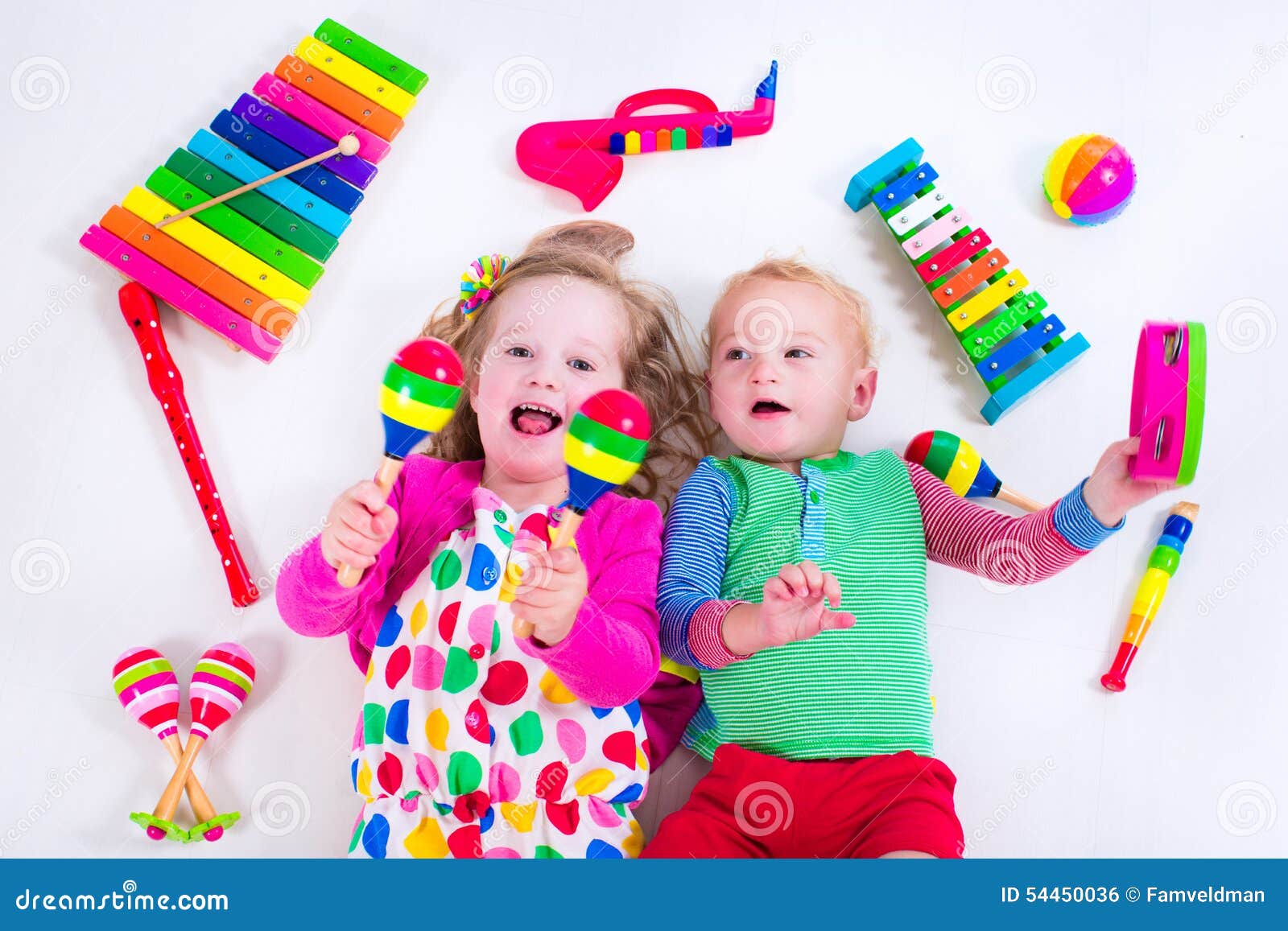 Kinder Mit Musikinstrumenten Stockfoto - Bild von freunde, obacht: 54450036