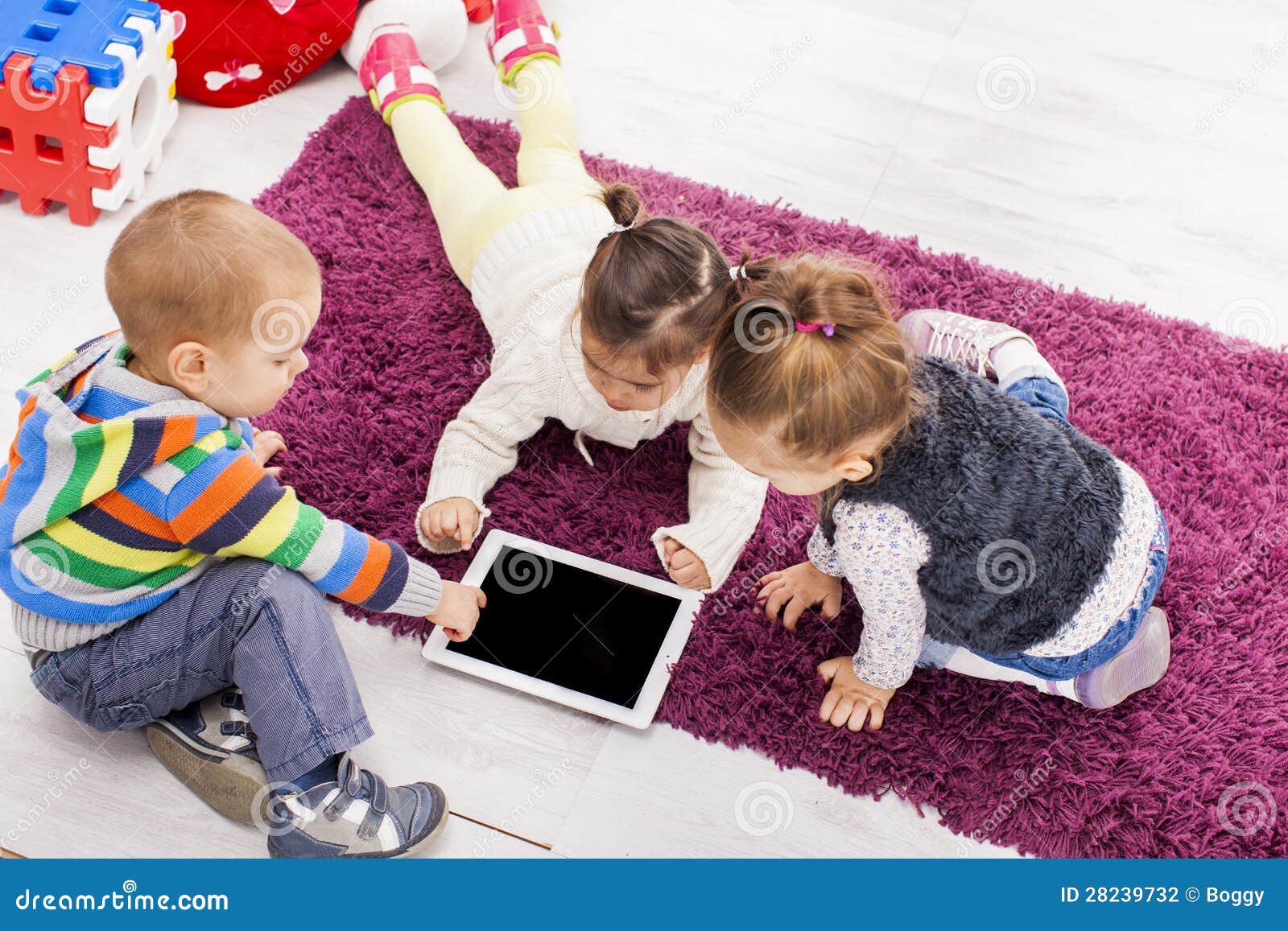 Kinder mit Tablette stockfoto. Bild von ausdruck, gruppe - 28239732