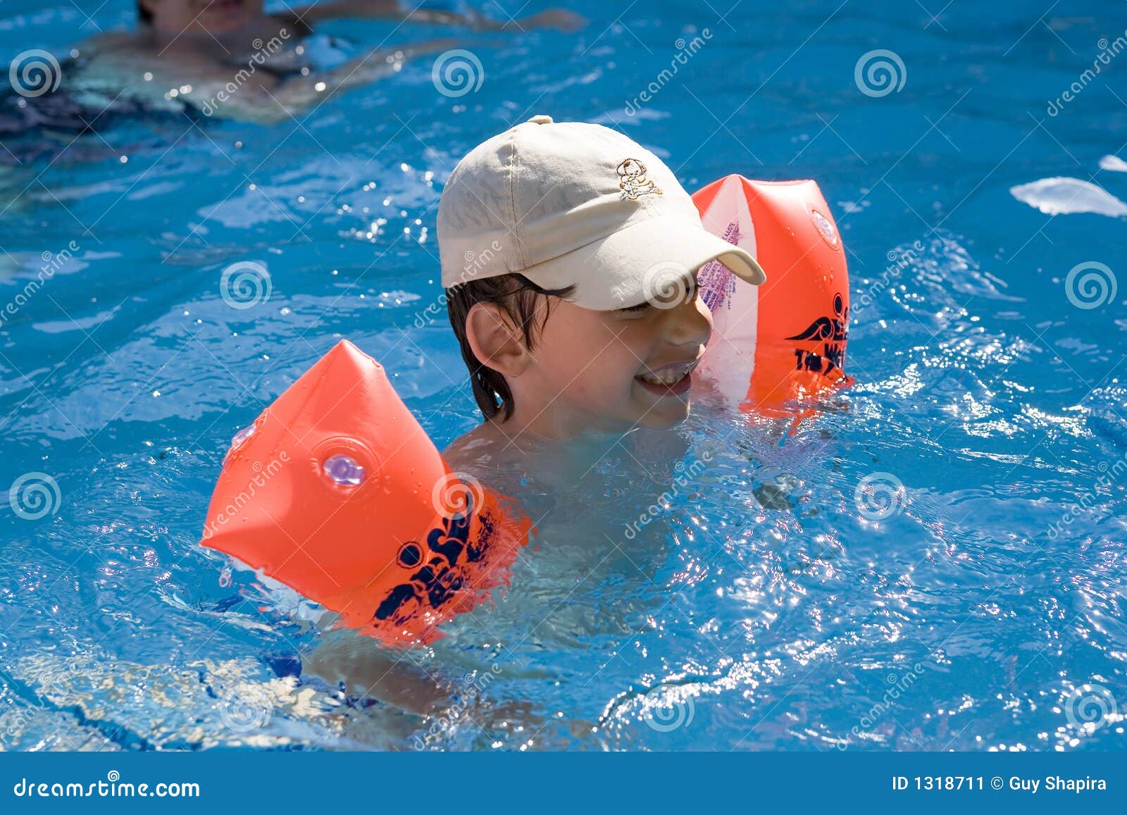 Kinder am Pool stockbild. Bild von schwimmen, teenager - 1318711