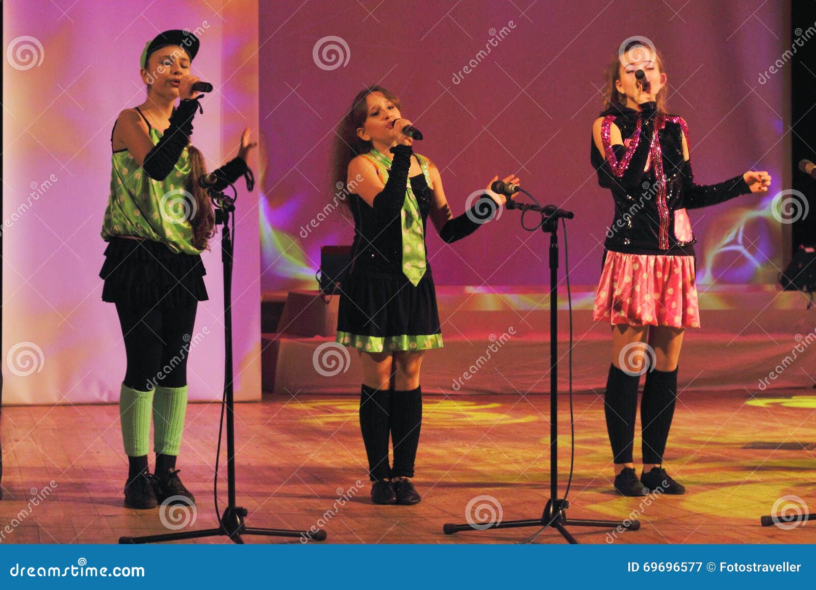 Kinder singen redaktionelles stockfotografie. Bild von publikum - 69696577