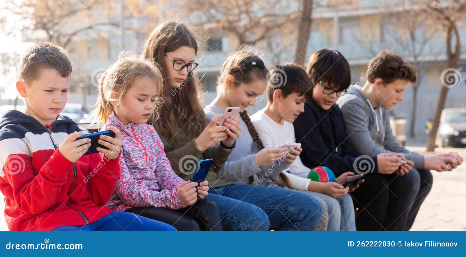 Kinder Spielen Auf Dem Smartphone Auf Dem Spielplatz Stockfoto - Bild ... Kinder Spielen Auf Dem Smartphone Auf Dem Spielplatz Stockfoto - Bild ...