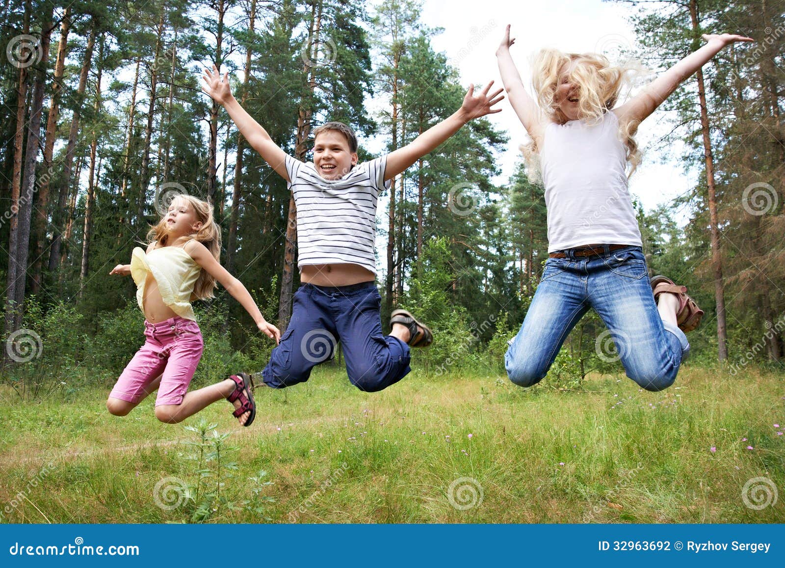 Kinder Springen Auf Rasen Im Sommerwald Stockfoto - Bild von aktiv ...