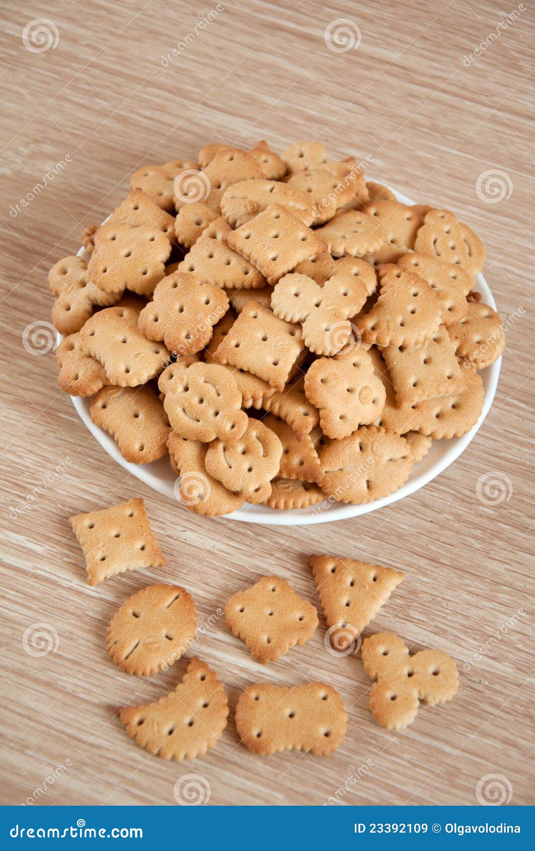 Kinder Stellten Cracker Dar Stockbild - Bild von plättchen, cracker ...