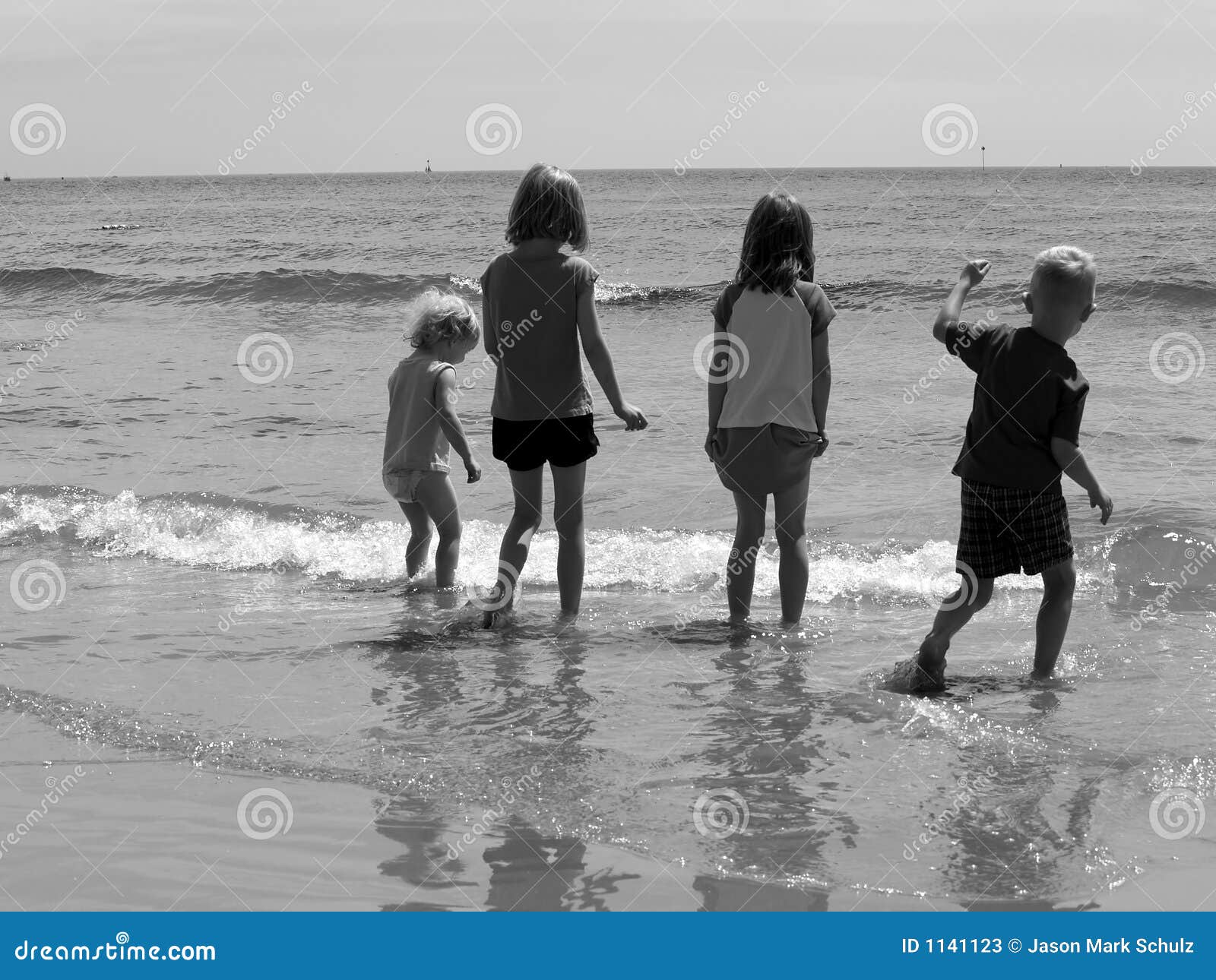 Kinder am Strand stockbild. Bild von geschwister, strand - 1141123