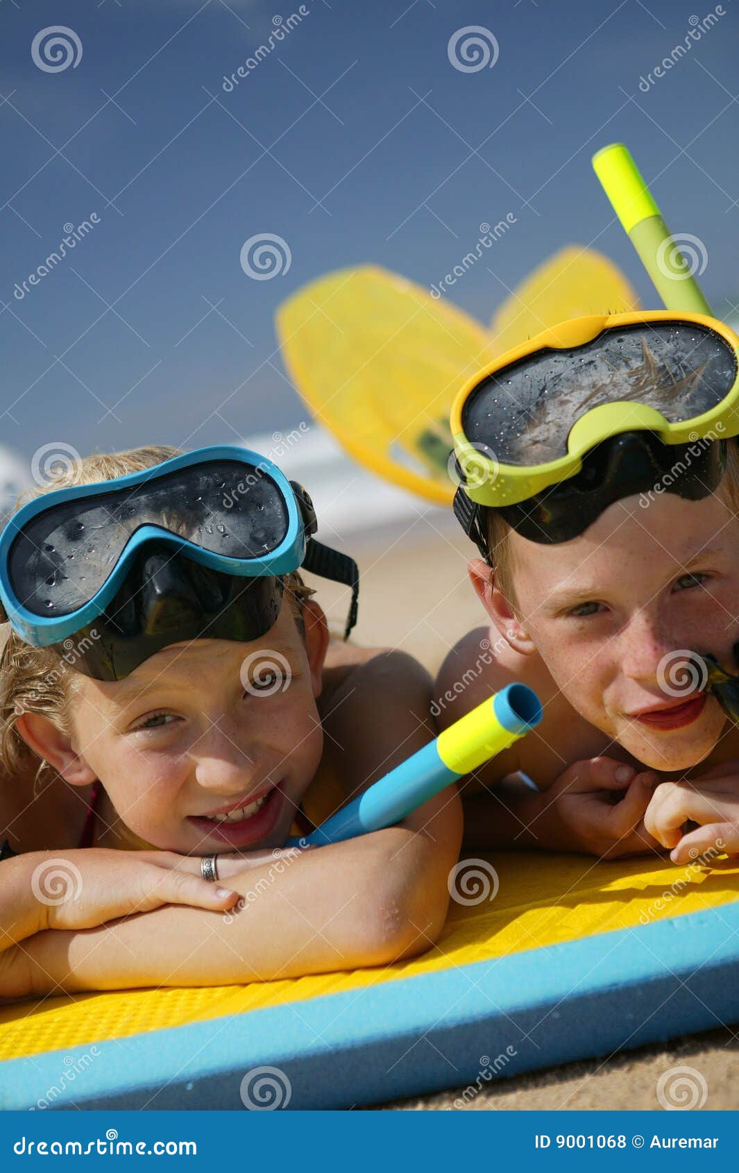 Kinder am Strand stockfoto. Bild von strand, lügen, sand - 9001068