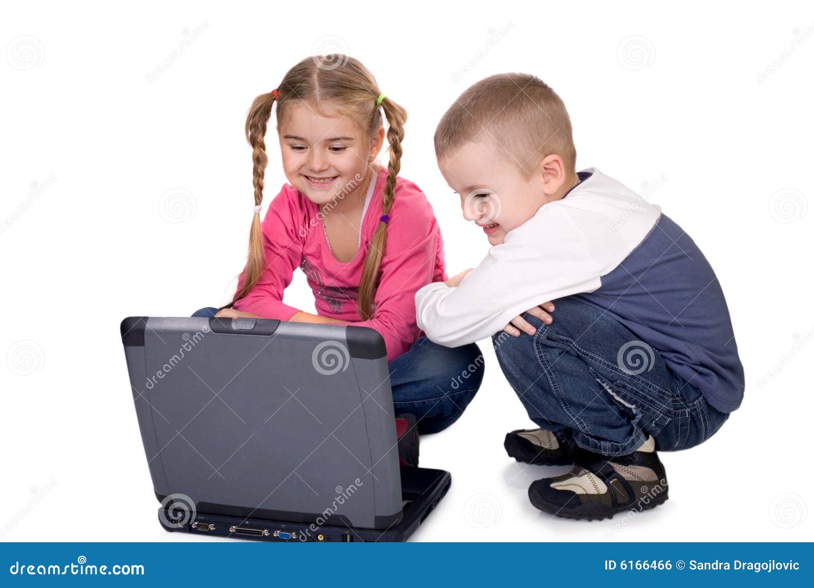 Kinder und Computer stockfoto. Bild von zicklein, kindheit - 6166466