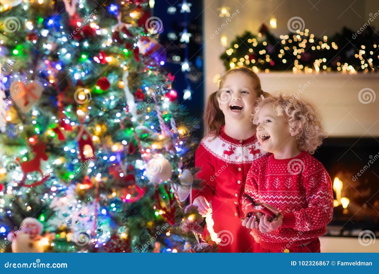Kinder am Weihnachtsbaum Kinder am Kamin Auf Weihnachtsvorabend Stockbild - Bild von leute ...