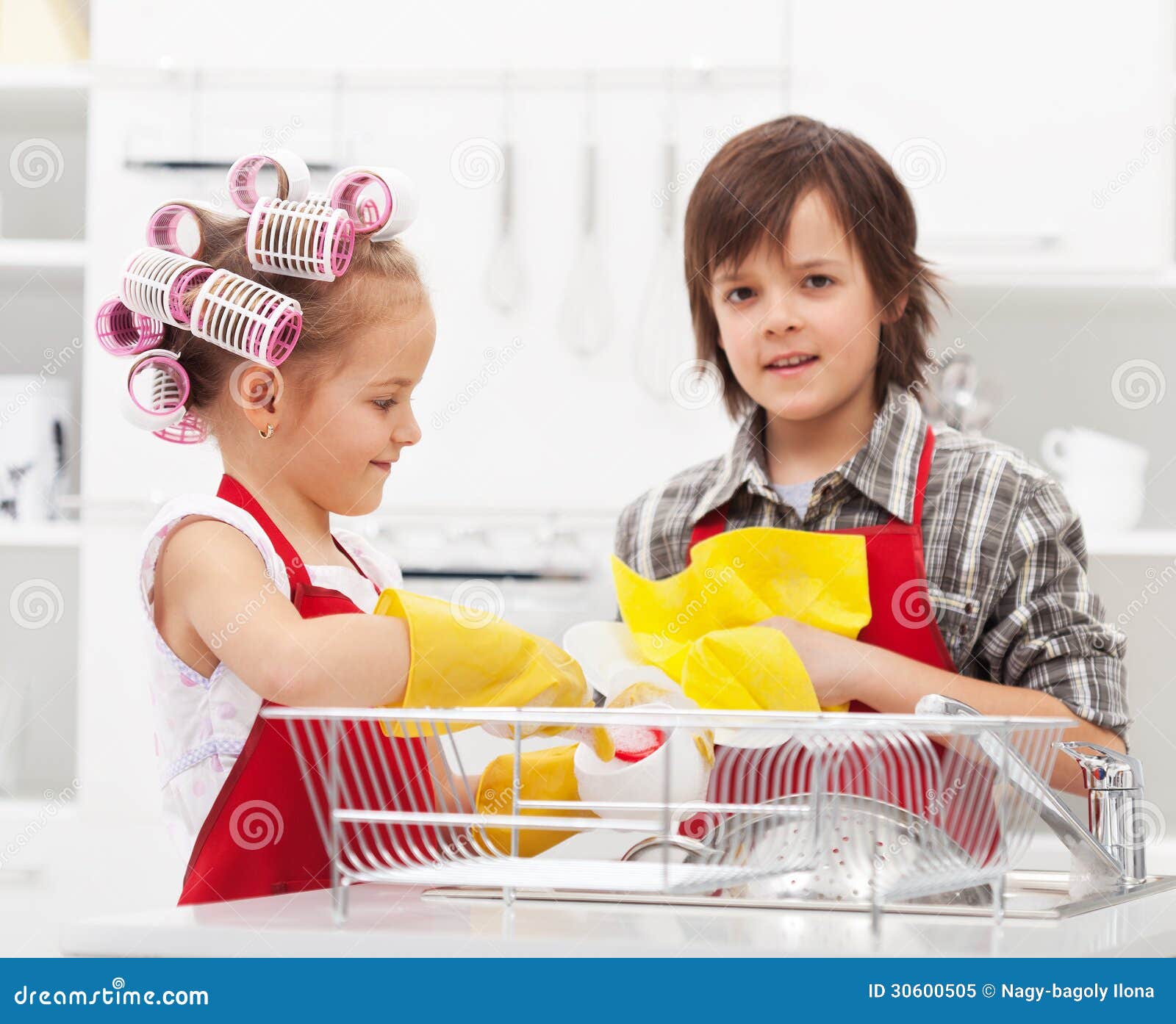 Kinder, Welche Die Teller Tun Stockbild - Bild von aufgaben, zicklein ...
