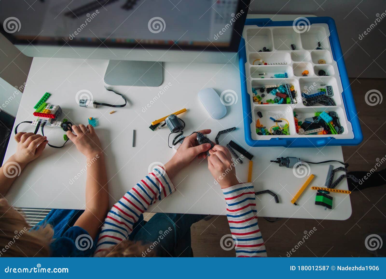 Kinderen Bouwen Robot En Programmeren Deze Op Computer Stock Afbeelding ...