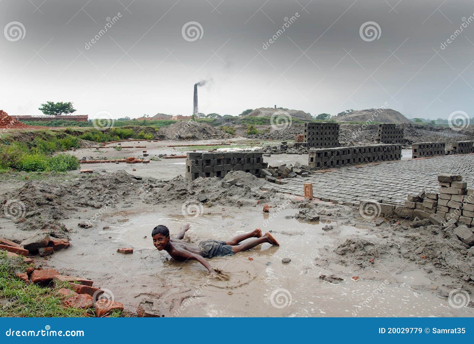 Kinderen in Brickfield in India Redactionele Stock Afbeelding - Image ...