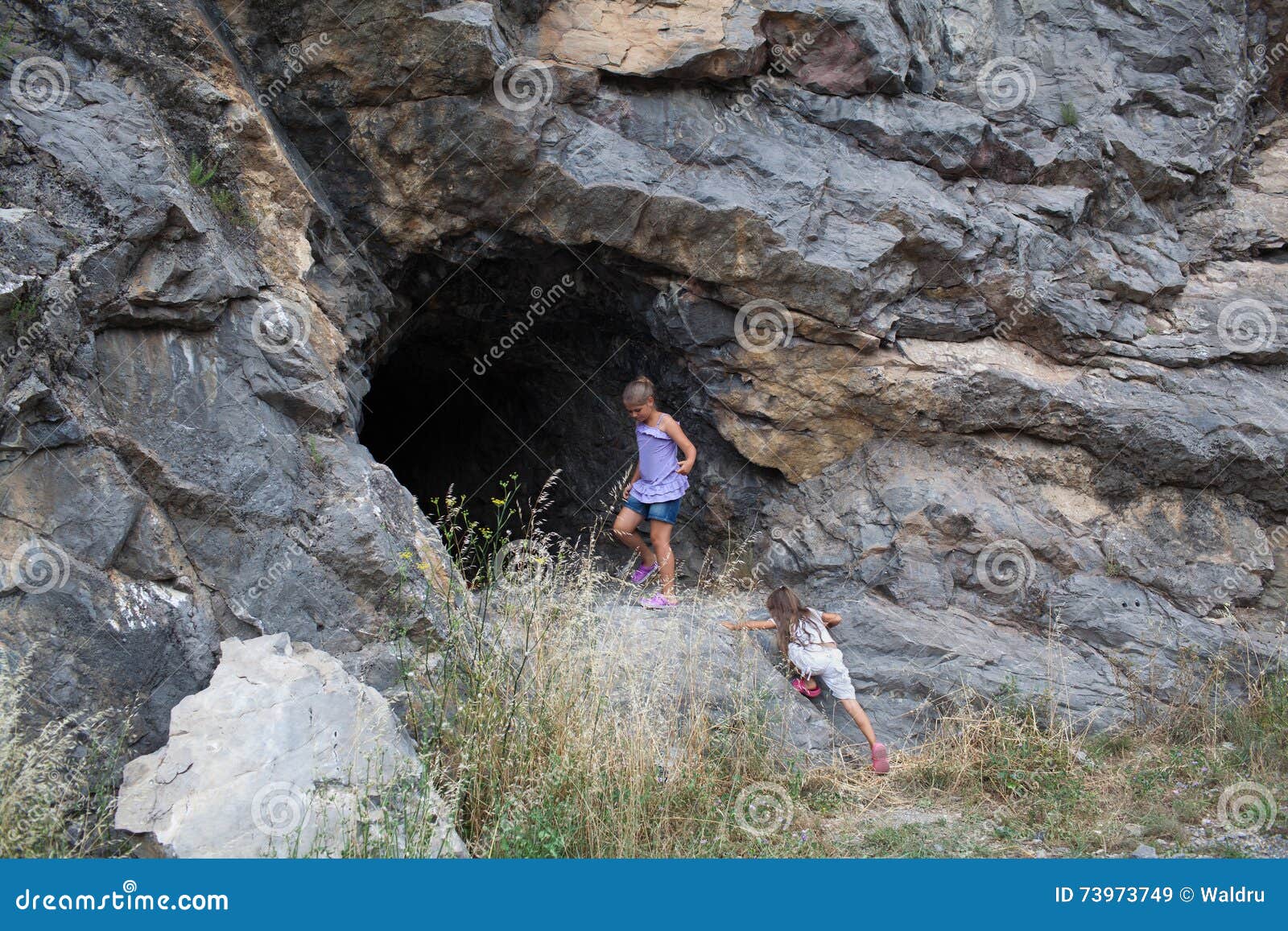 Kinderen dichtbij een hol stock afbeelding. Image of plaatsen - 73973749