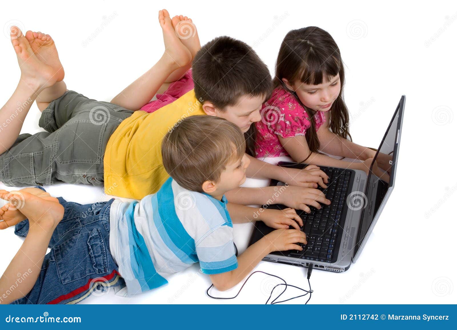 Kinderen Die Bij Laptop Computer Spelen Stock Foto - Image of kinderen ...
