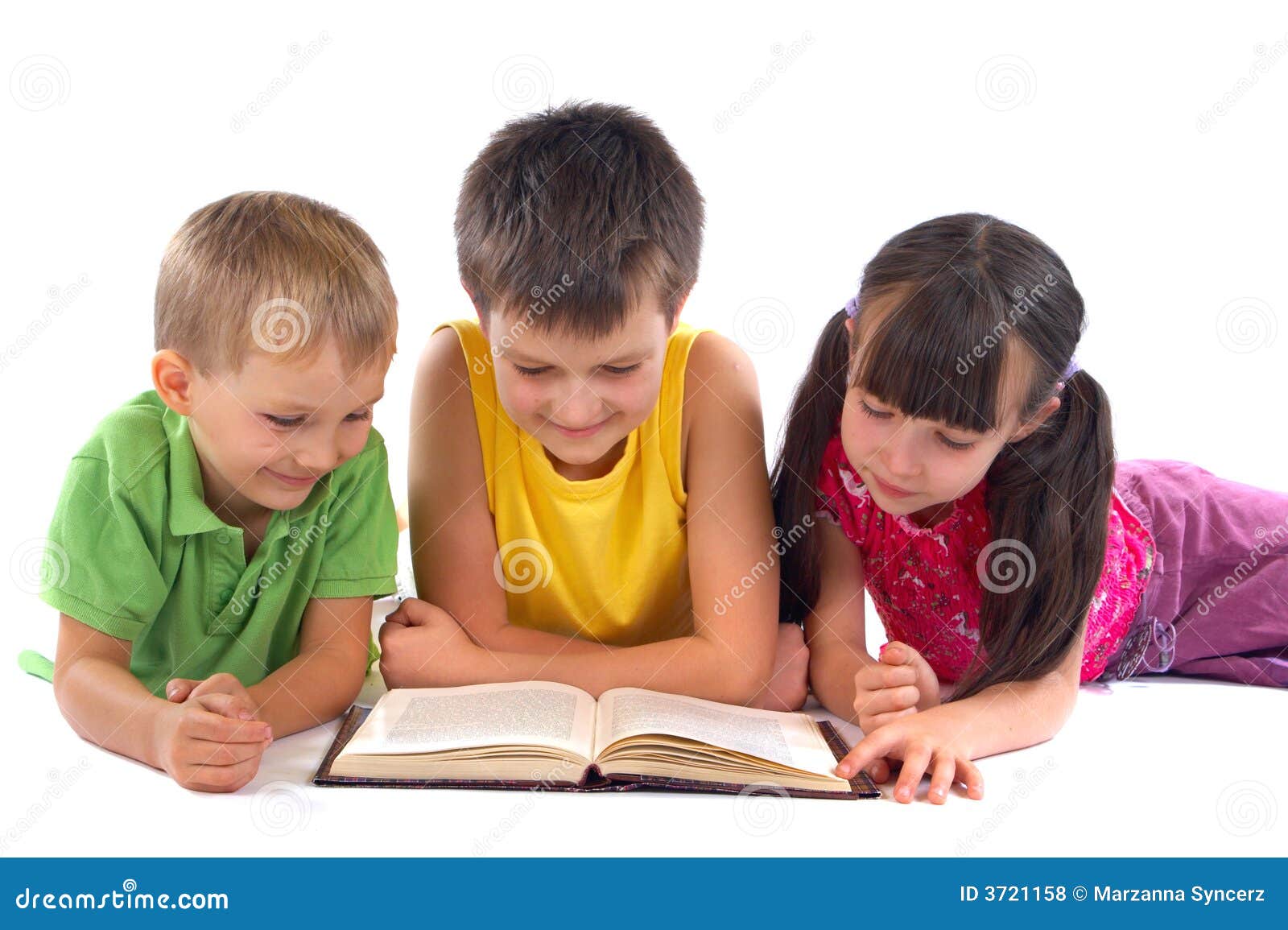 Kinderen die boek lezen stock foto. Image of vriend, lezer - 3721158