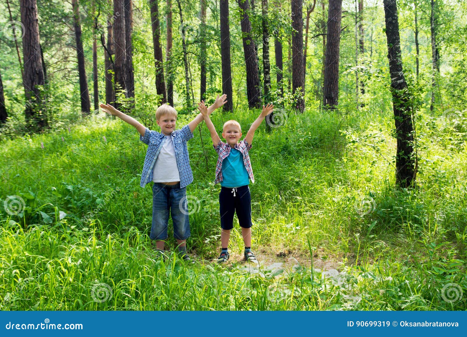 Kinderen die in bos lopen stock afbeelding. Image of kinderen - 90699319
