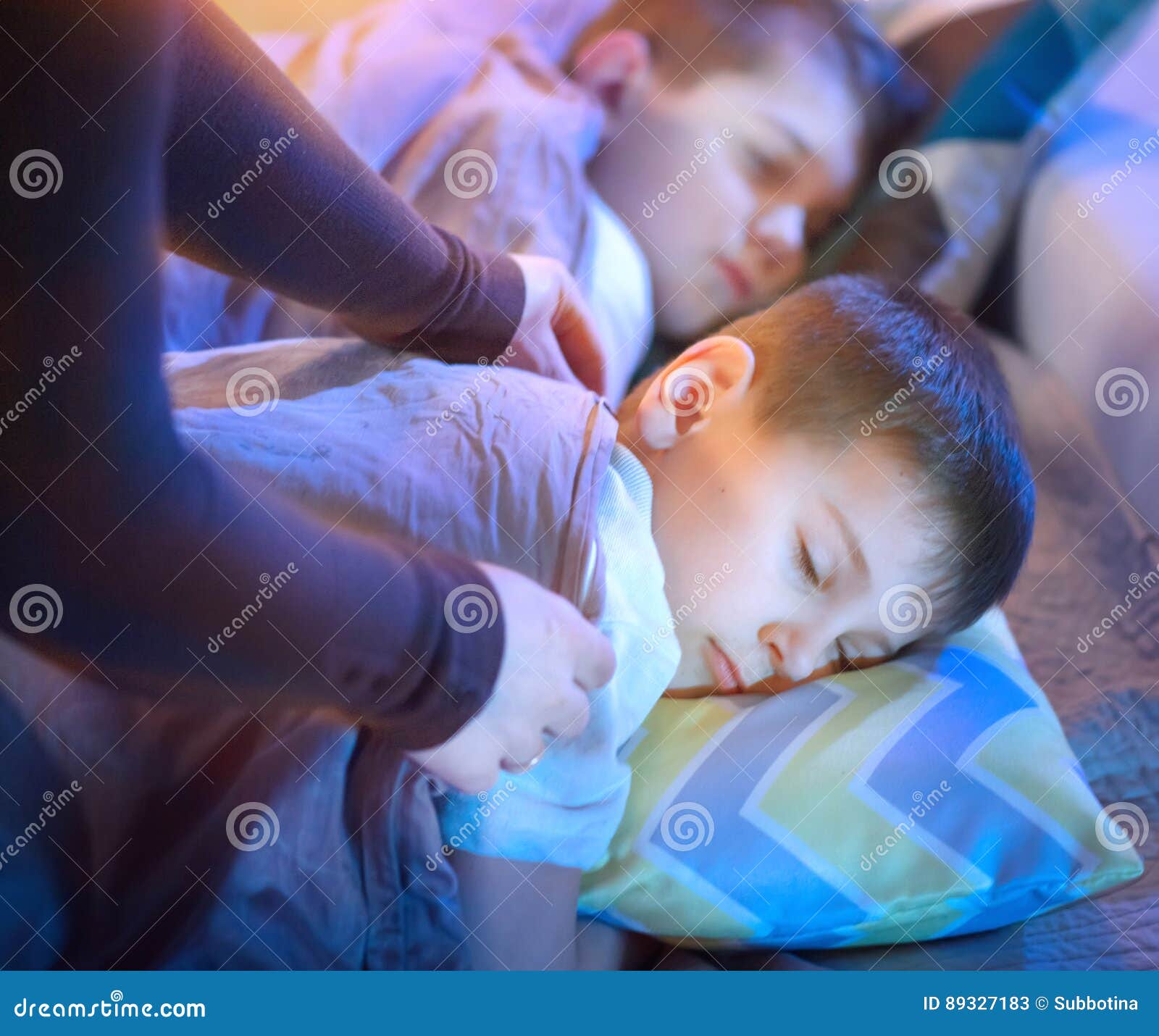 Kinderen Die En in Een Bed Slapen Dromen Stock Afbeelding - Image of ...