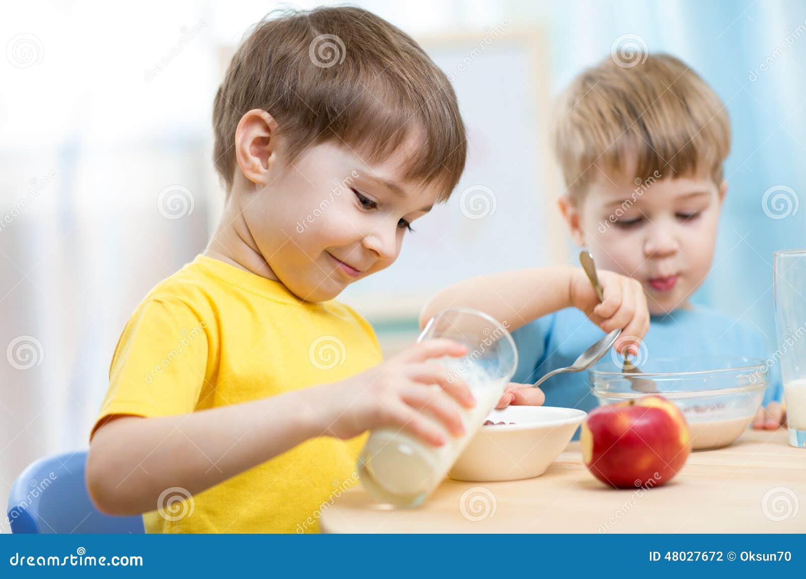 Kinderen Die Gezond Voedsel Thuis Eten Stock Foto - Image of glas ...