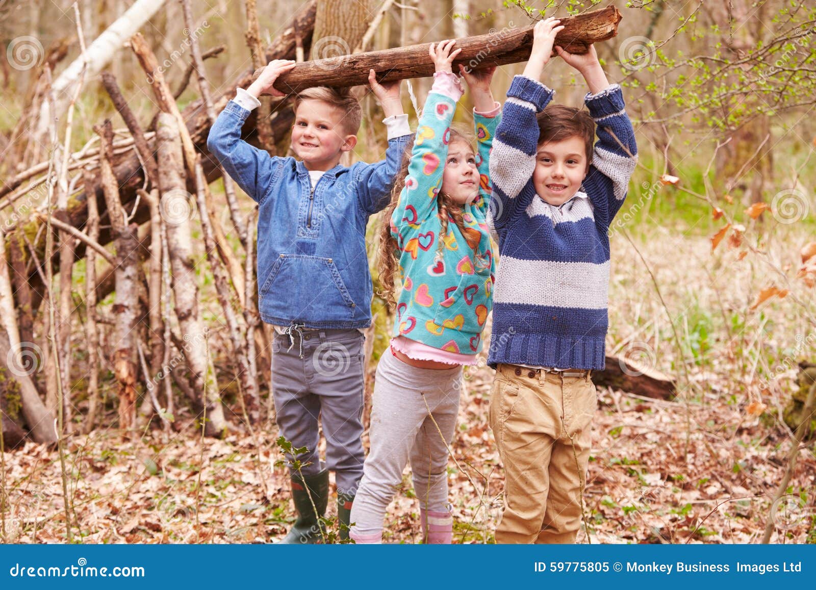 Kinderen Die Kamp in Forest Together Bouwen Stock Afbeelding - Image of ...