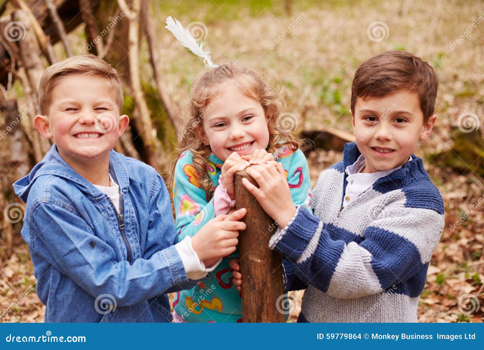 Kinderen Die Kamp in Forest Together Bouwen Stock Foto - Image of pret ...