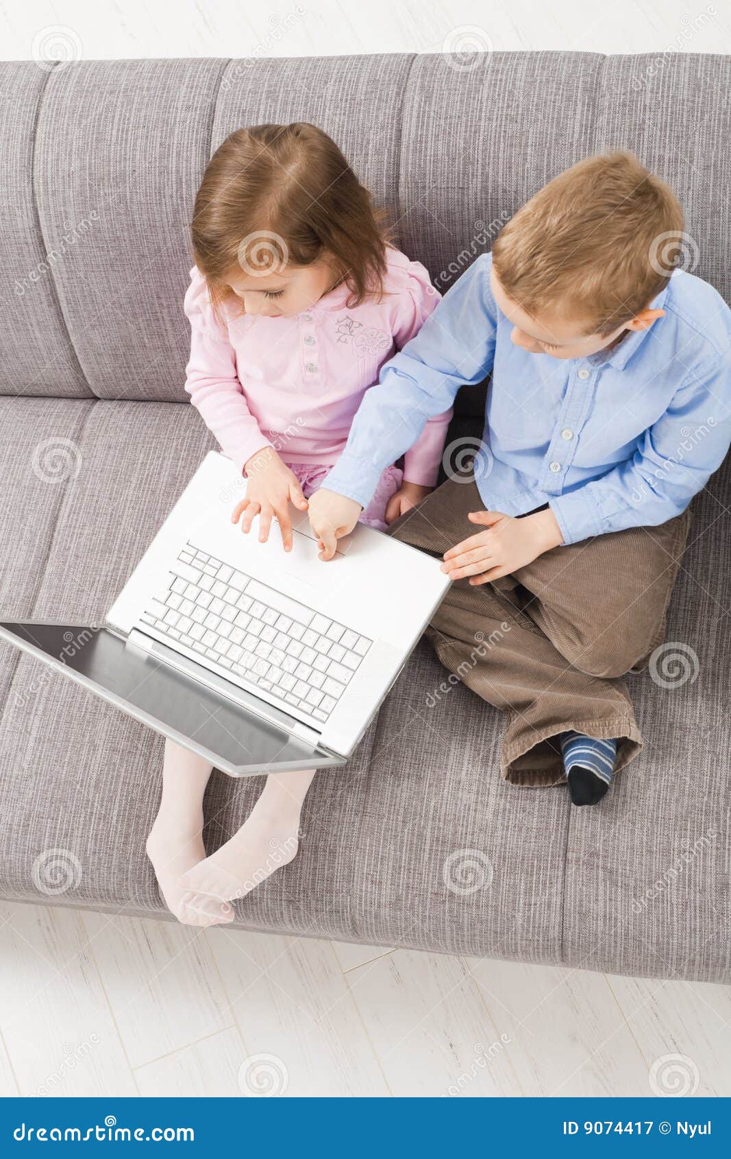 Kinderen Die Laptop Computer Met Behulp Van Stock Afbeelding - Image of ...