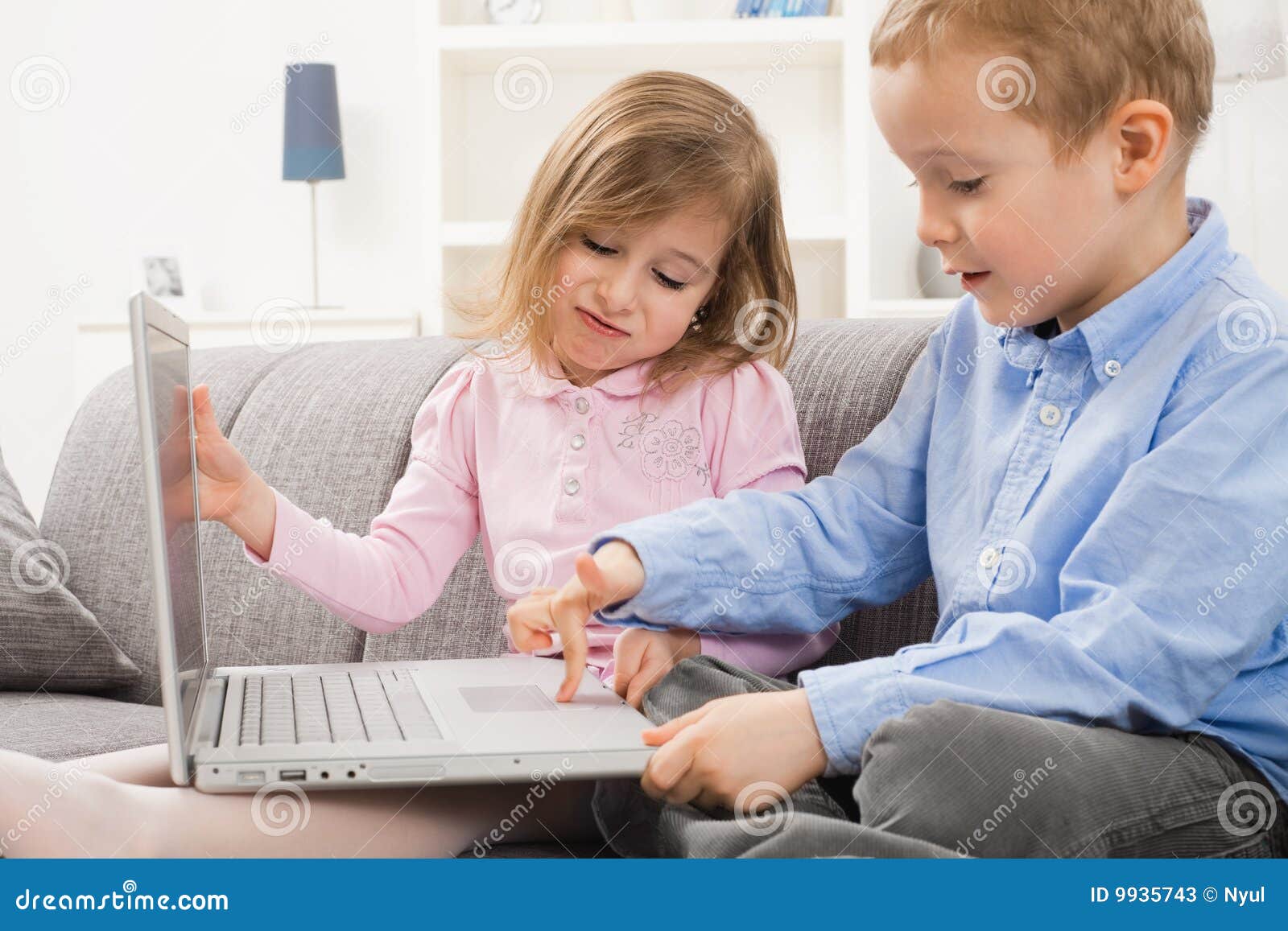 Kinderen Die Laptop Met Behulp Van Stock Afbeelding - Image of ...