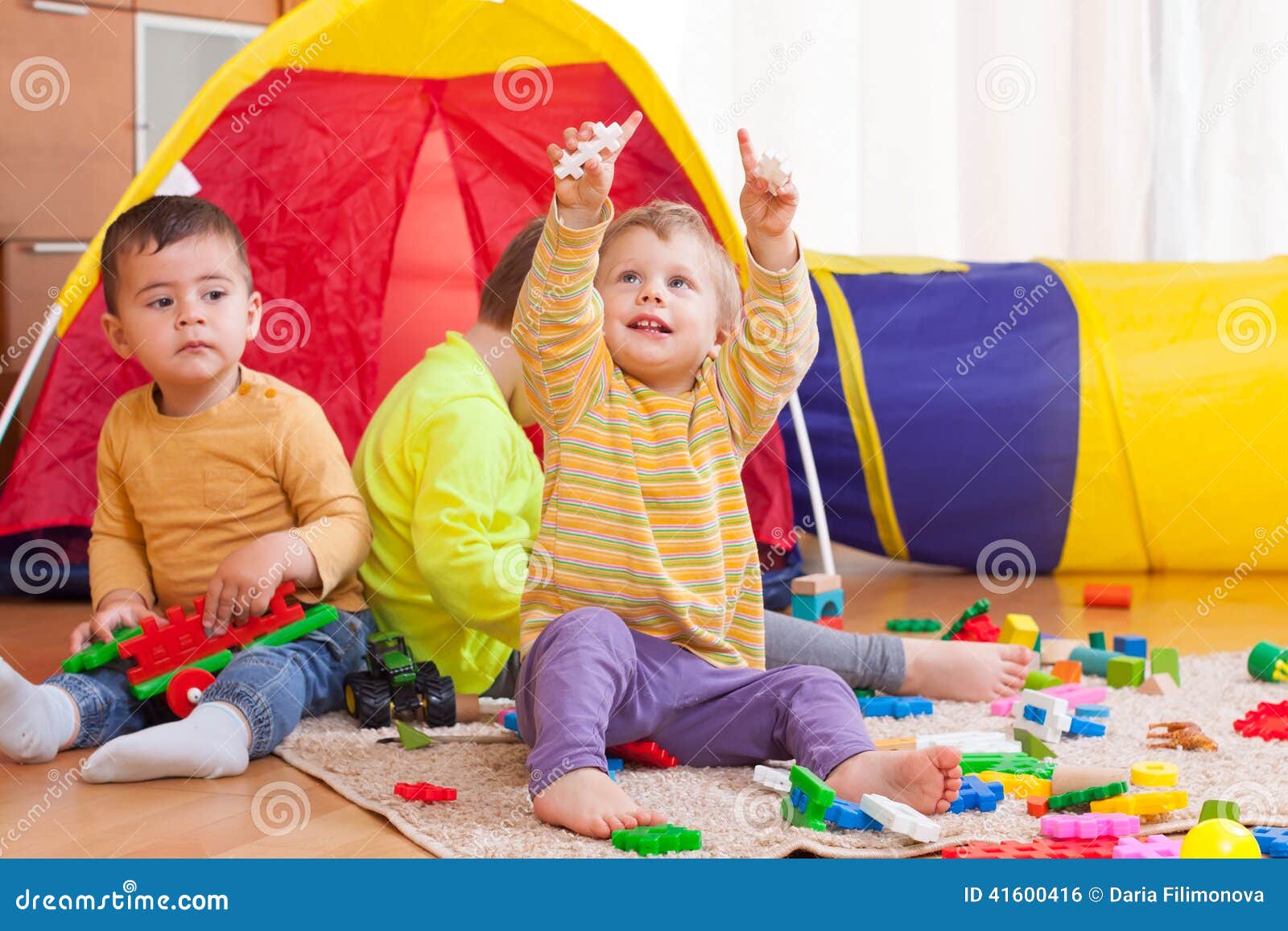 Kinderen Die Met Speelgoed Spelen Stock Foto - Image of kind, speelgoed ...