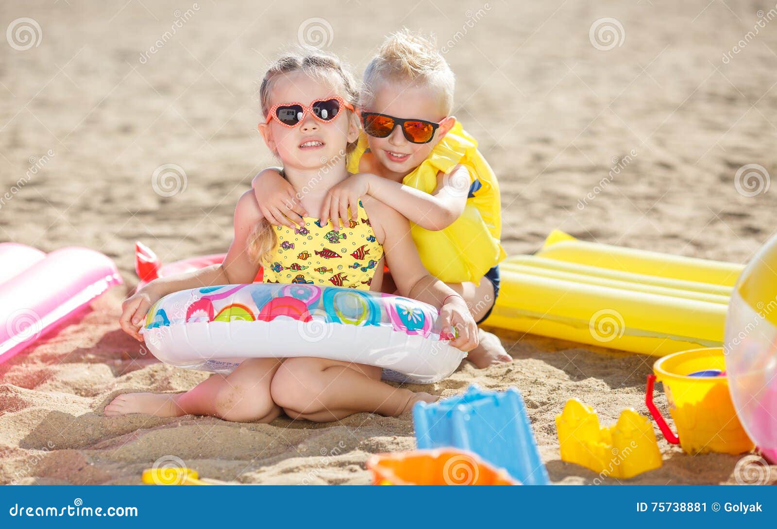 Kinderen Die Op Het Strand Spelen Stock Afbeelding - Image of glazen ...
