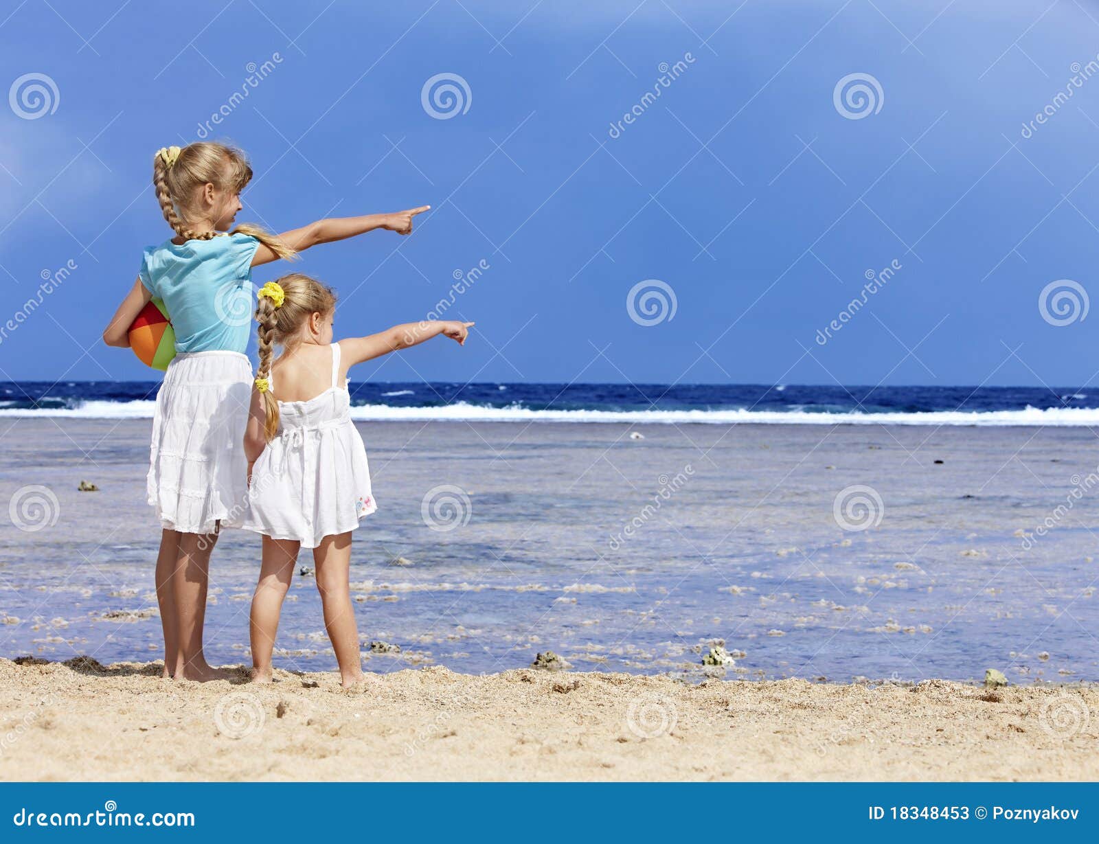 Kinderen Die Op Strand Spelen. Stock Afbeelding - Image of hemel ...