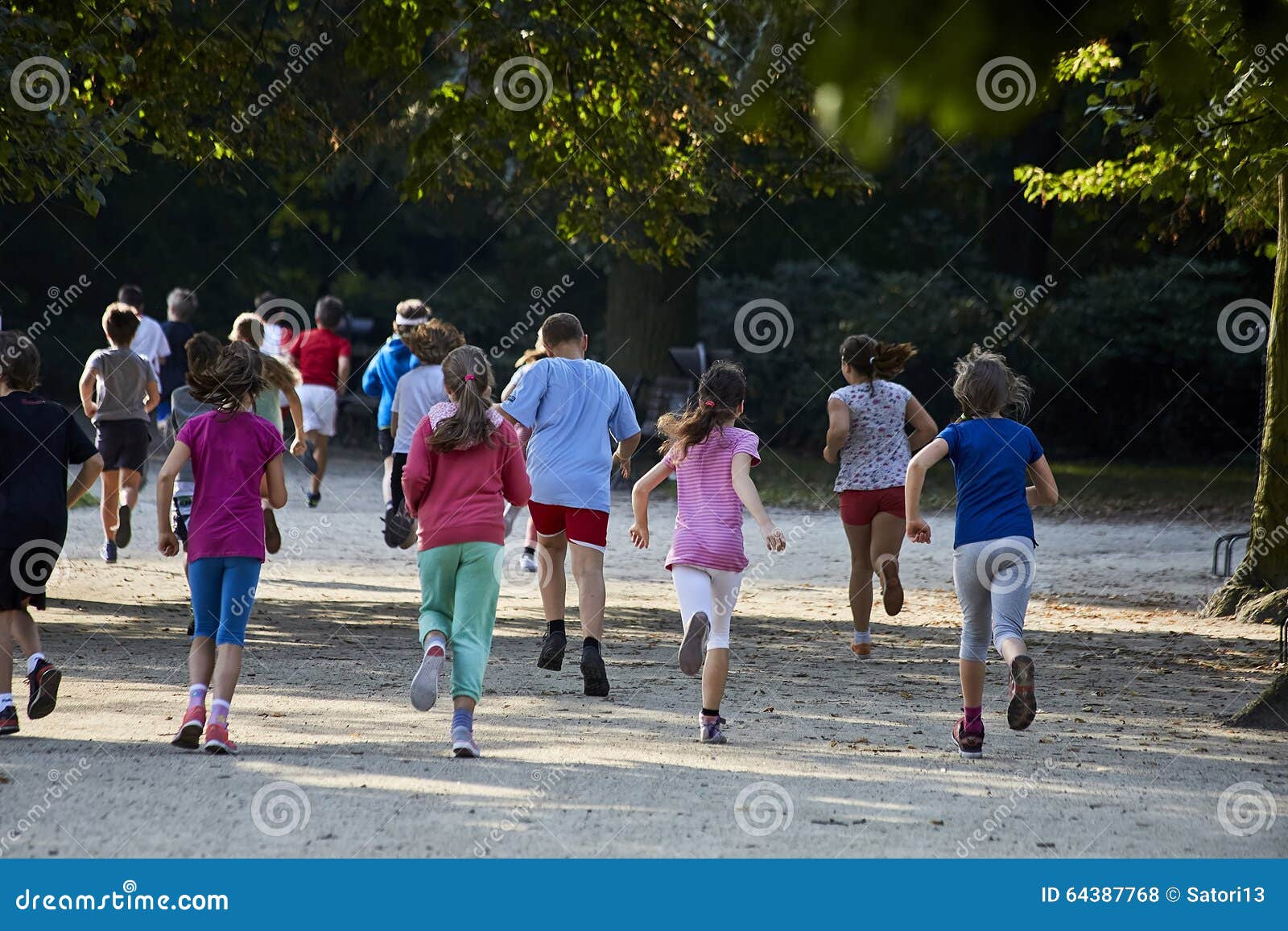 Kinderen die in park lopen redactionele stock foto. Image of park ...