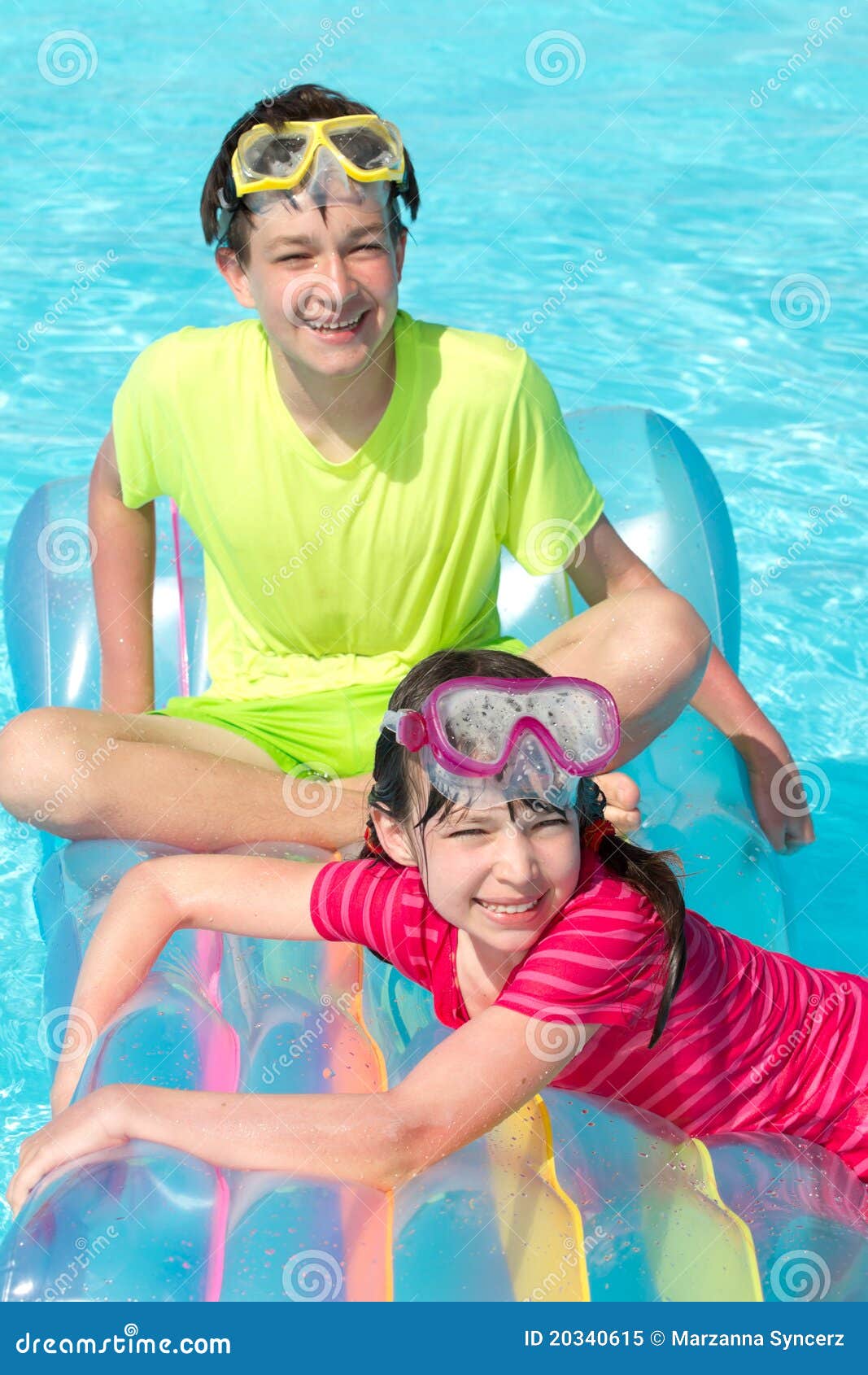 Kinderen Die in Pool Spelen Stock Afbeelding - Image of pret, zuster ...