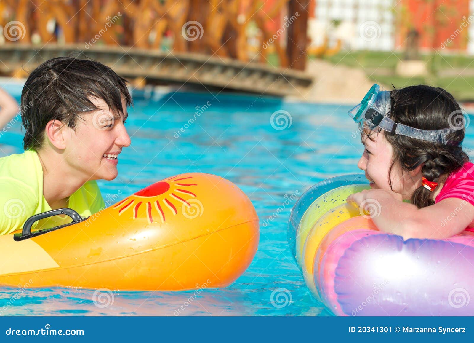 Kinderen Die in Pool Spelen Stock Afbeelding - Image of pret, kleurrijk ...