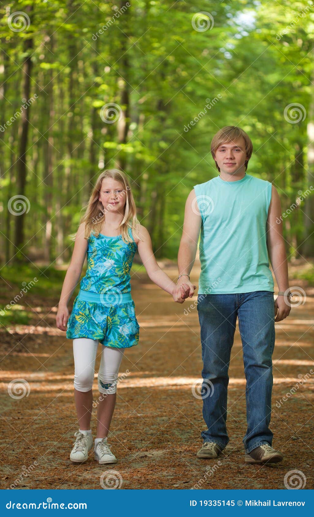 Kinderen die samen lopen stock afbeelding. Image of toevallig - 19335145