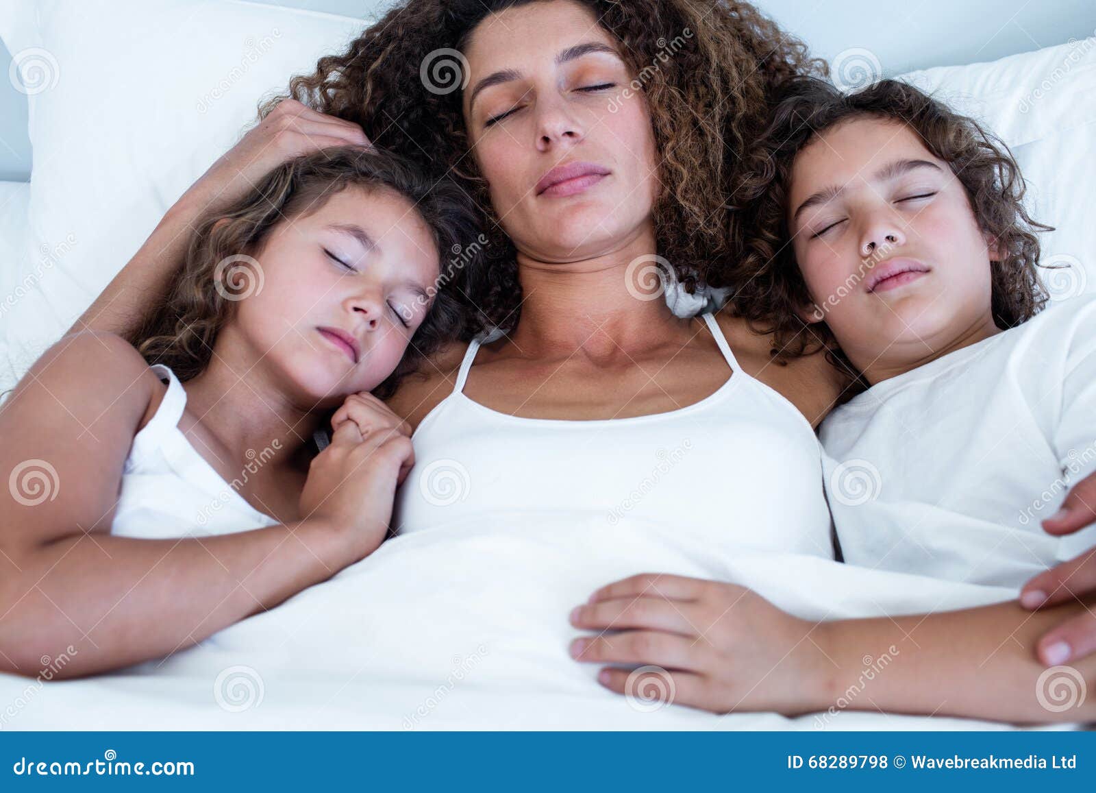Kinderen Die Samen Met Hun Moeder Slapen Stock Foto - Image of ...