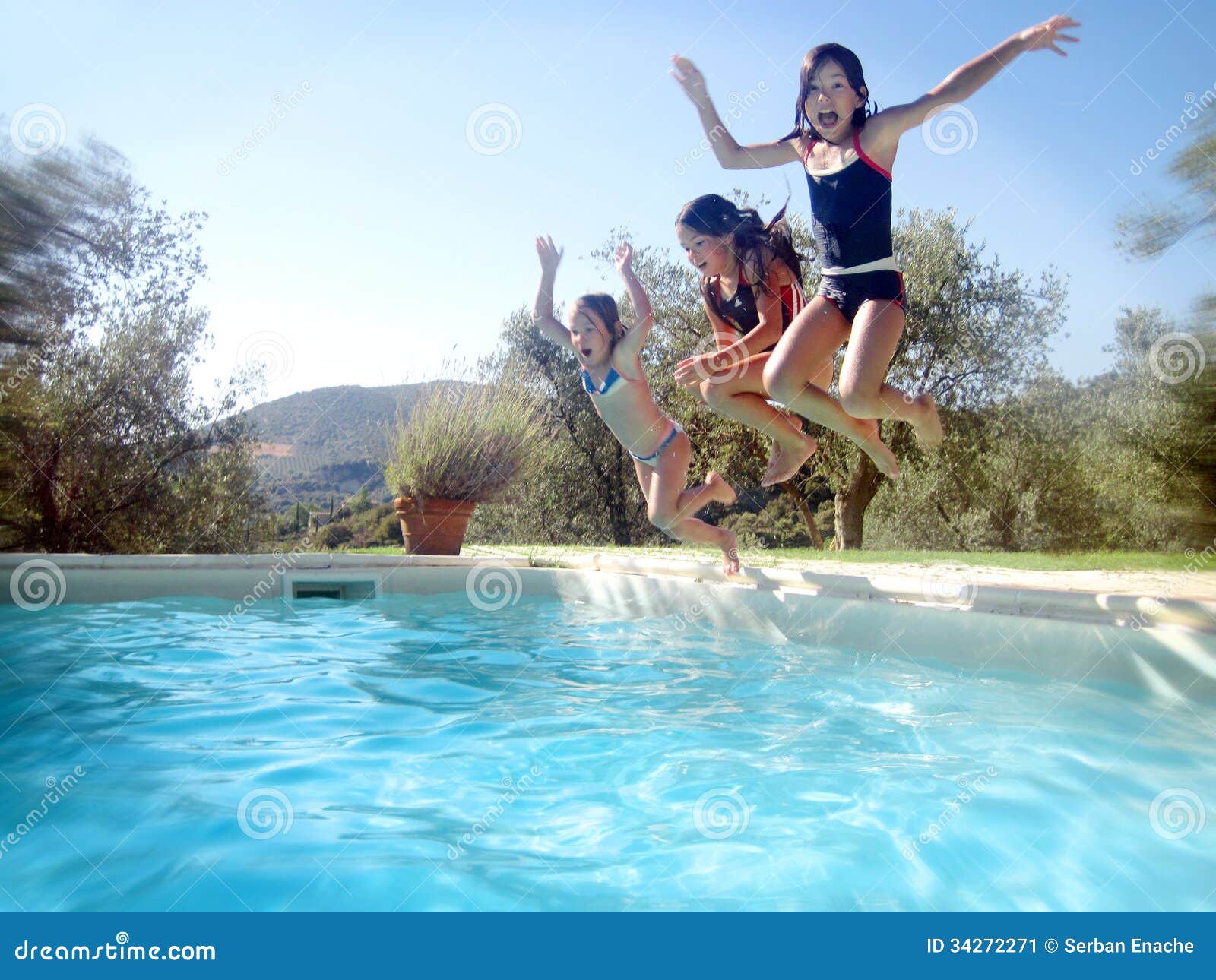 Kinderen Die in Zwembad Springen Stock Afbeelding - Image of sprongen ...