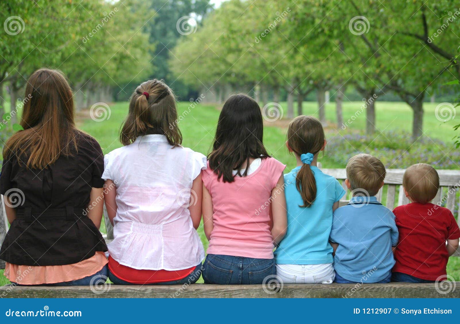 Kinderen in een Rij stock afbeelding. Afbeelding bestaande uit groen ...
