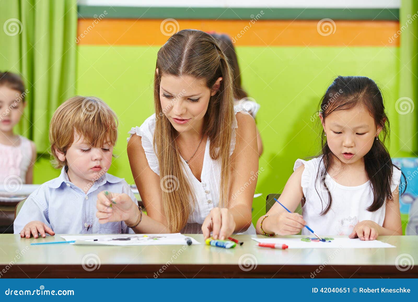 Kinderen En Opvoeder Het Schilderen Stock Afbeelding - Image of ...