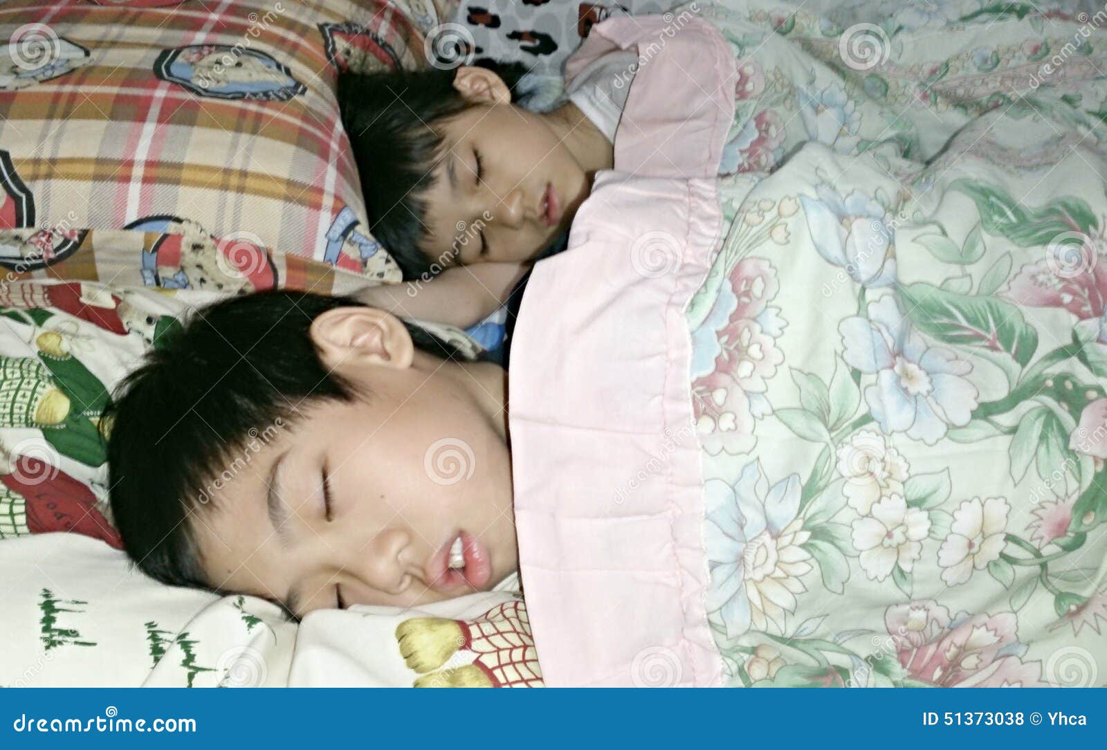 Kinderen het slapen stock foto. Image of leugen, meisje - 51373038