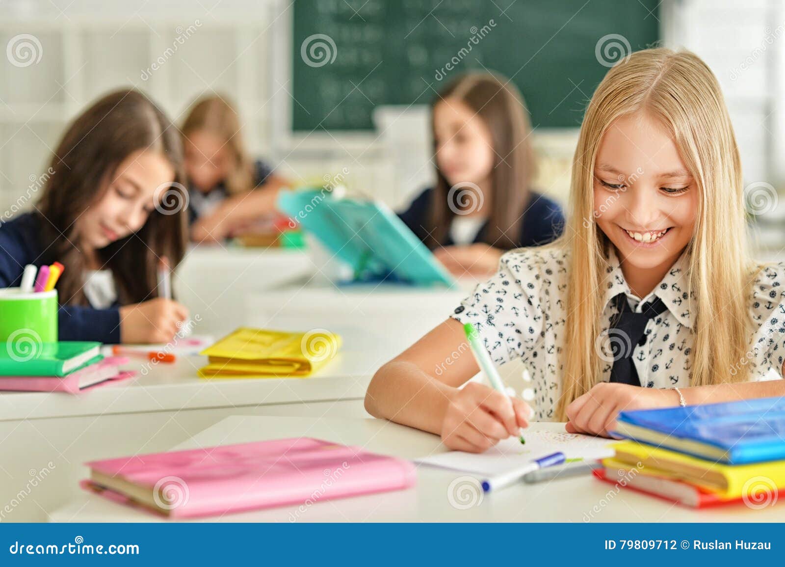 Kinderen Op School in Lessen Stock Foto - Image of pret, kennis: 79809712