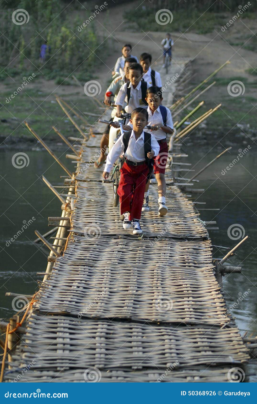 KINDEREN VAN DE BEVOLKING VAN INDONESIË Redactionele Foto - Image of ...