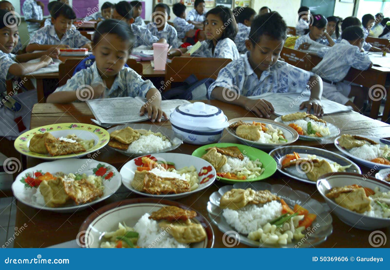 KINDEREN VAN DE BEVOLKING VAN INDONESIË Redactionele Foto - Image of ...