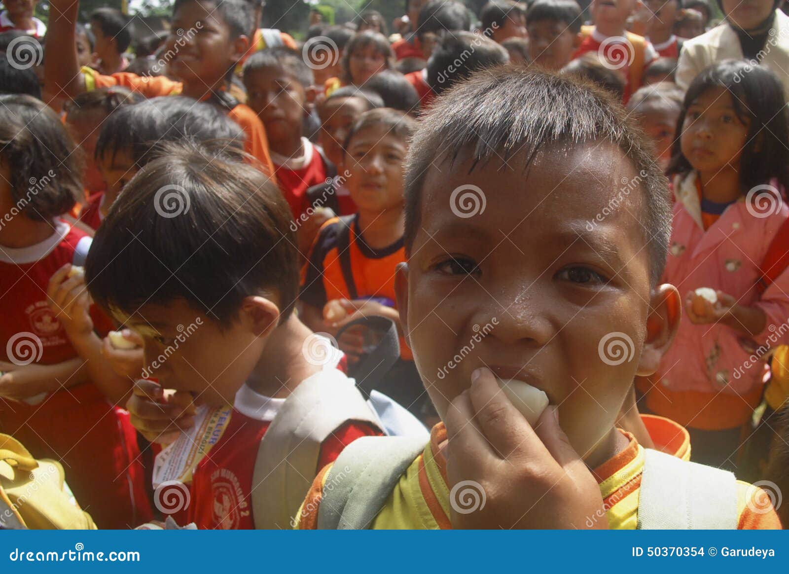 KINDEREN VAN DE BEVOLKING VAN INDONESIË Redactionele Stock Afbeelding ...