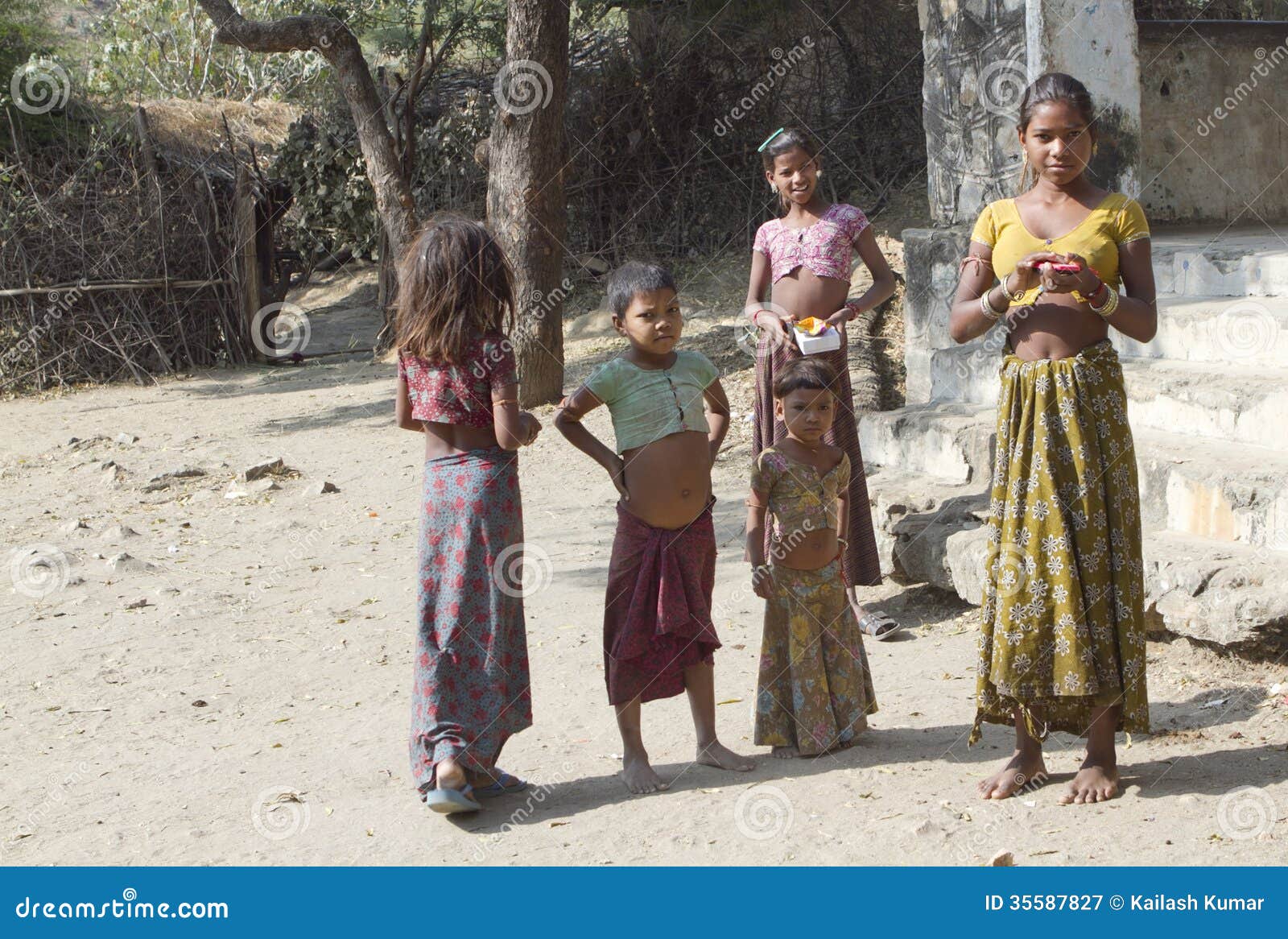 Kinderen van dorp Goriya redactionele fotografie. Image of vrolijk ...